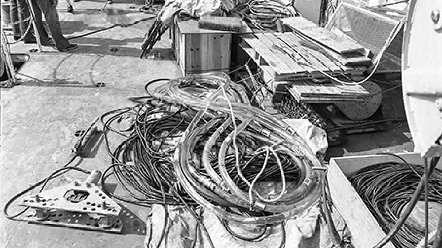 A seismic hydrophone array in a tube - Physics Today