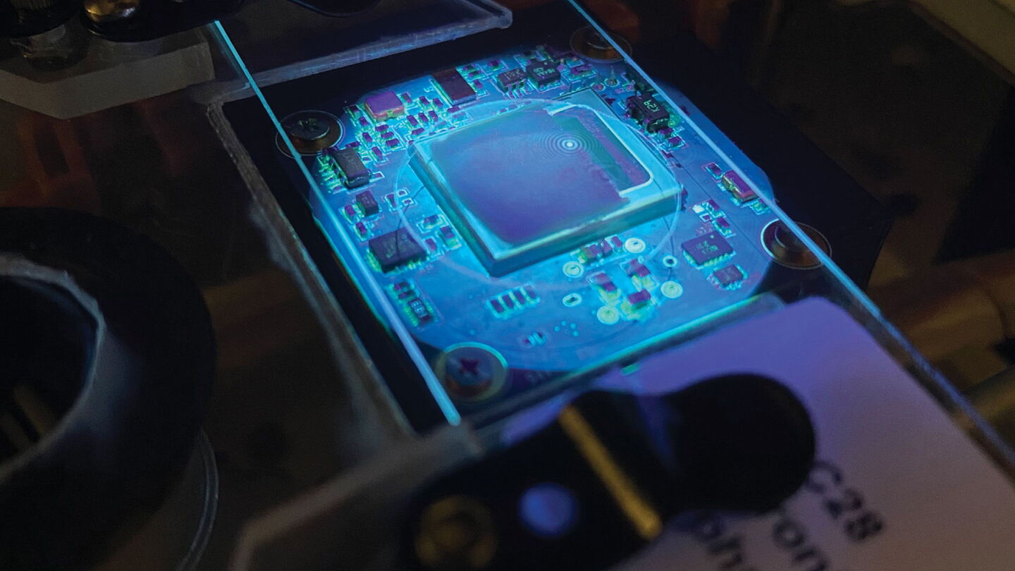 Blu-ray microscope with blood-cell lens - Physics Today