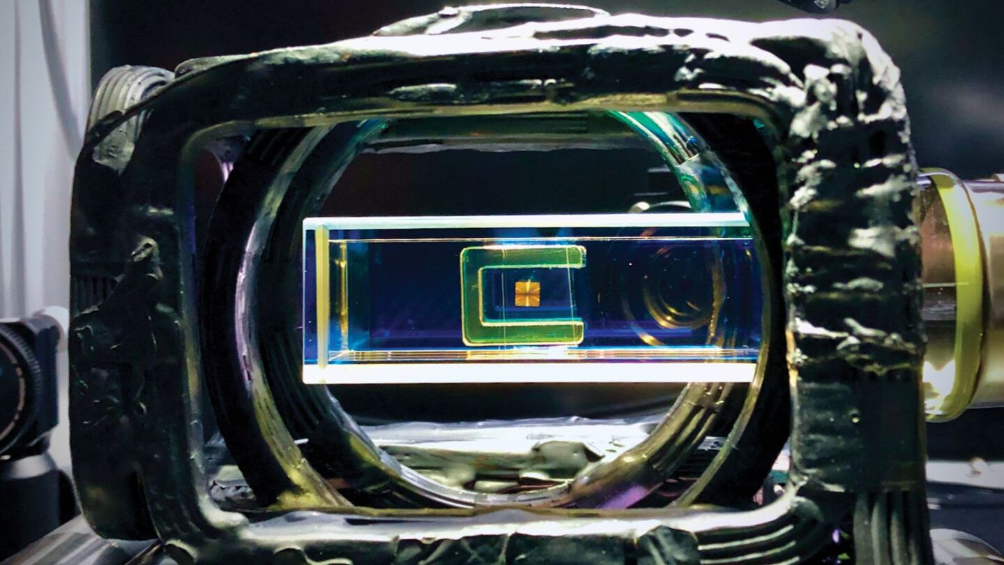 A metamaterial lens traps atoms - Physics Today